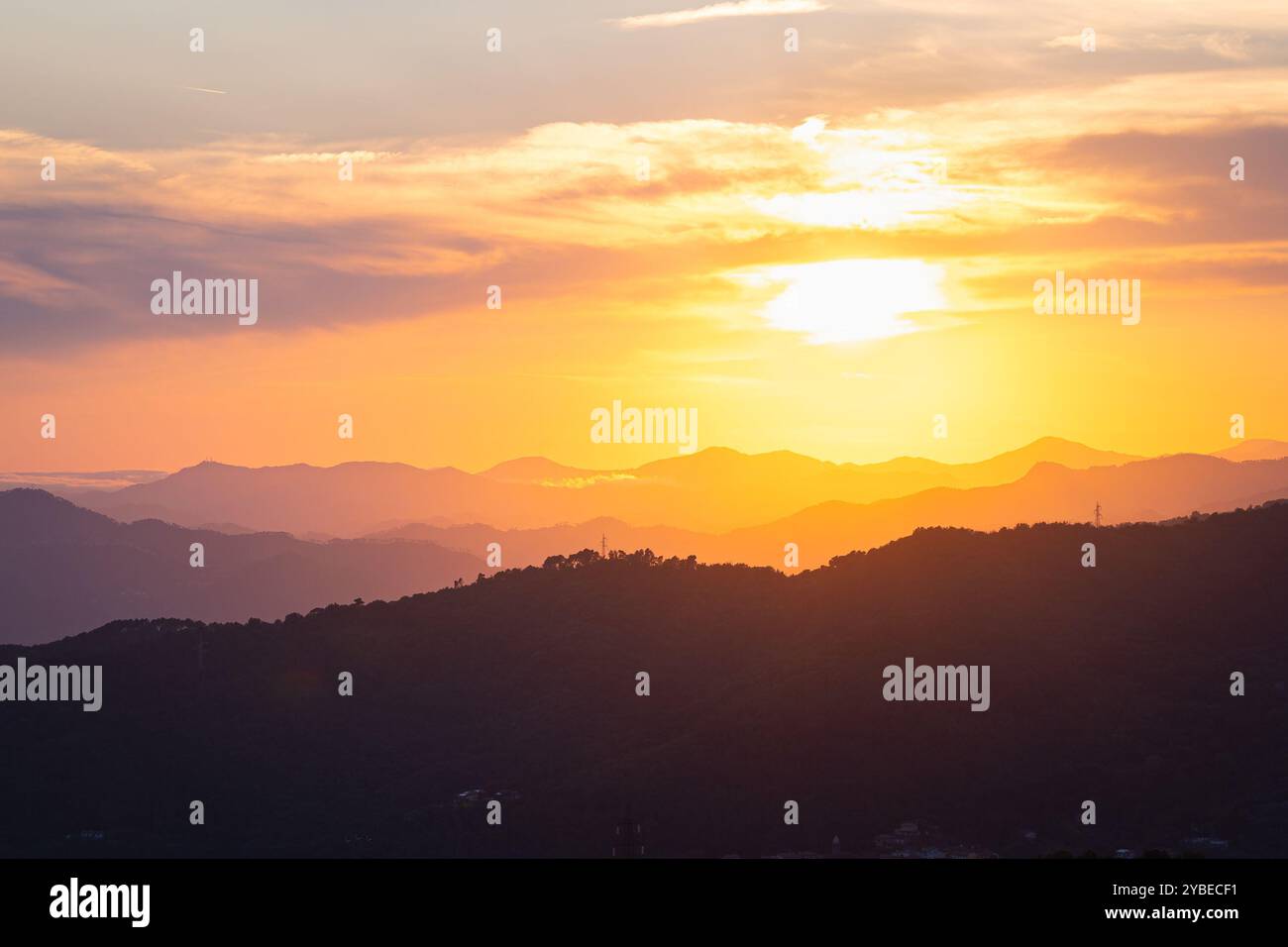 Sunrise over rolling hills hi-res stock photography and images - Alamy
