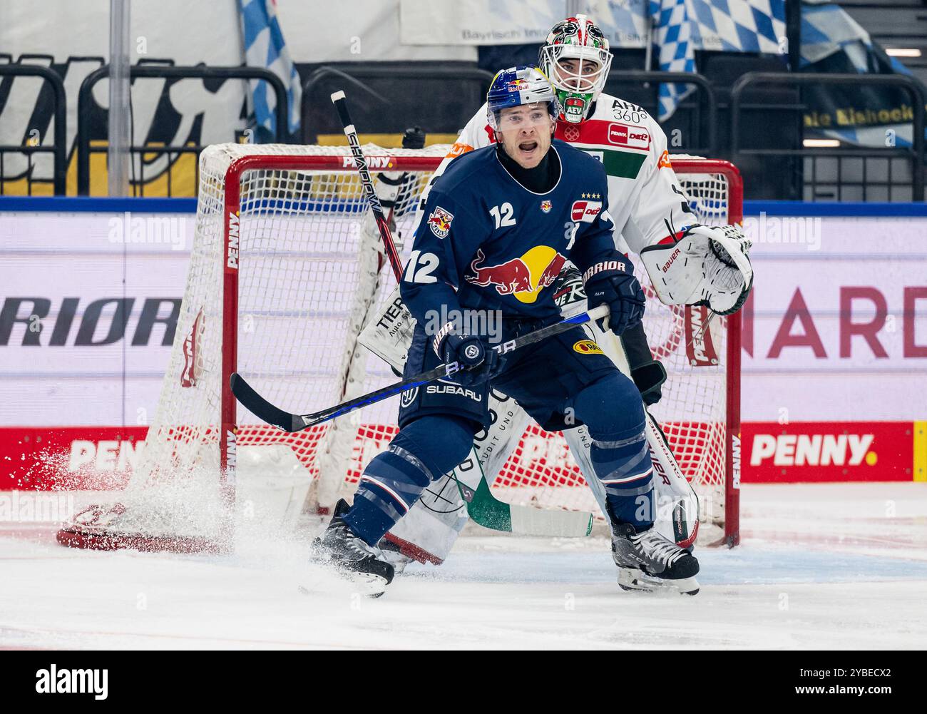 Ben Smith (EHC Red Bull Muenchen, #12) vor Strauss Mann (Torwart ...