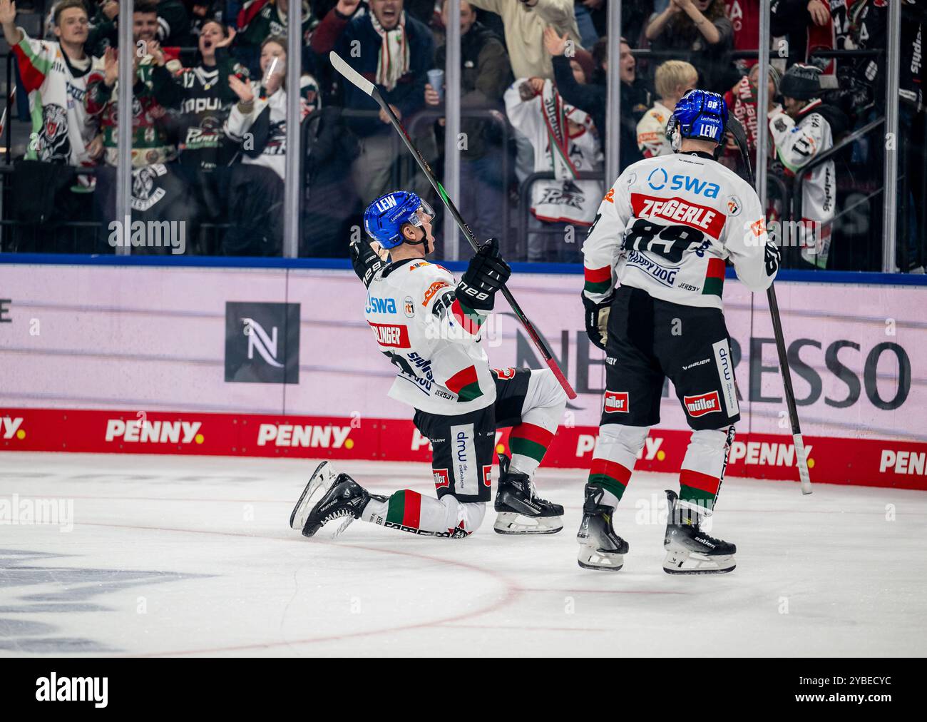Alexander Oblinger (Augsburger Panther, #50) bejubelt sein Tor zum 0:1 ...