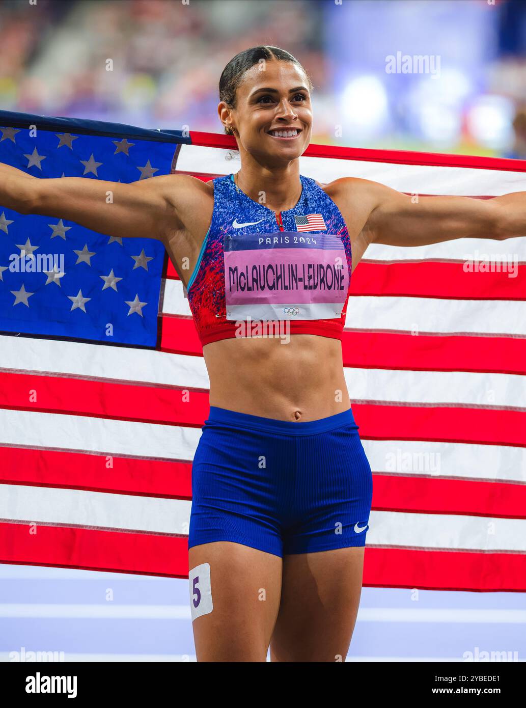 Sydney McLaughlin celebrating her victory with her country's flag in ...