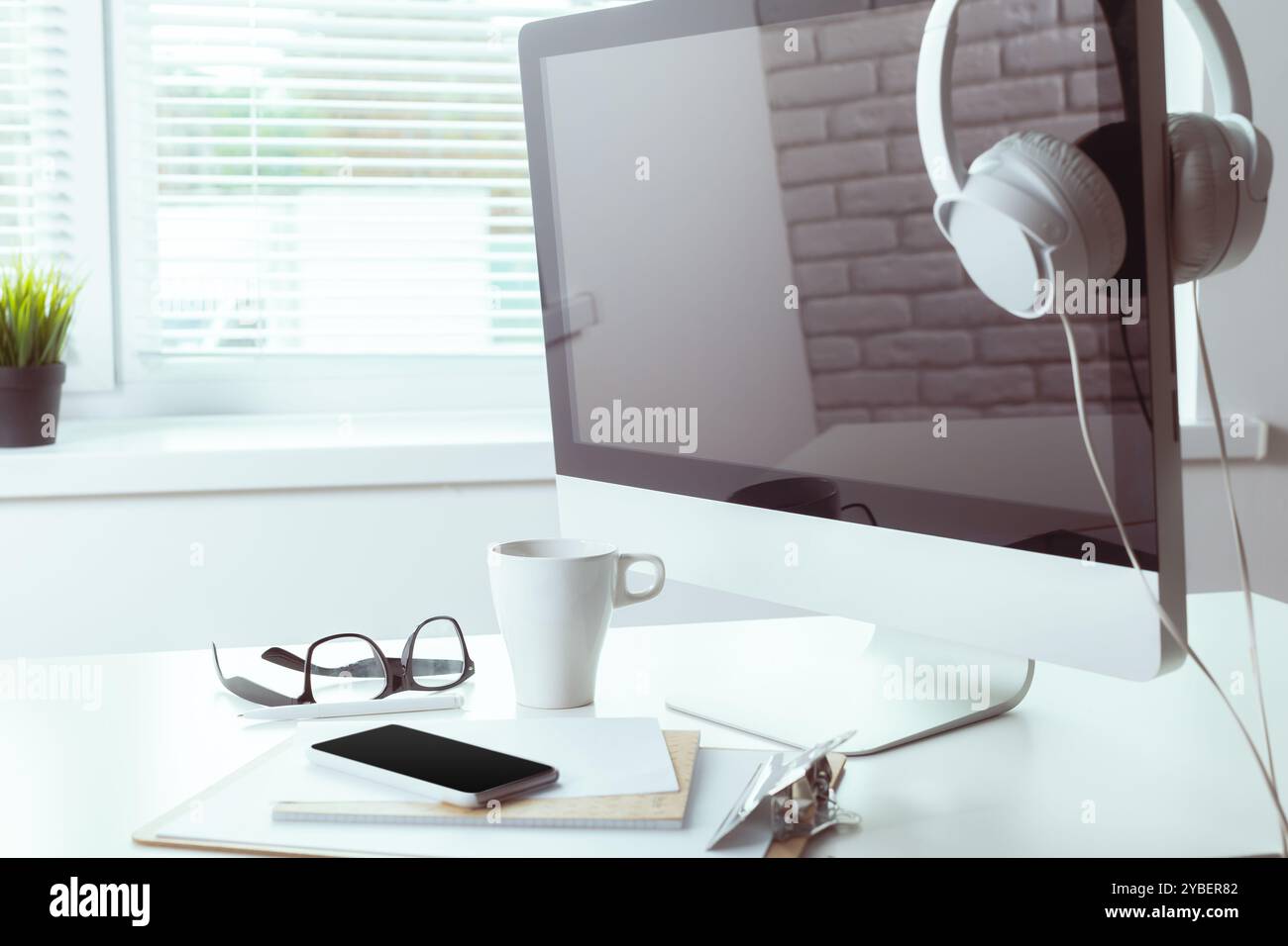working table with computer Stock Photo - Alamy