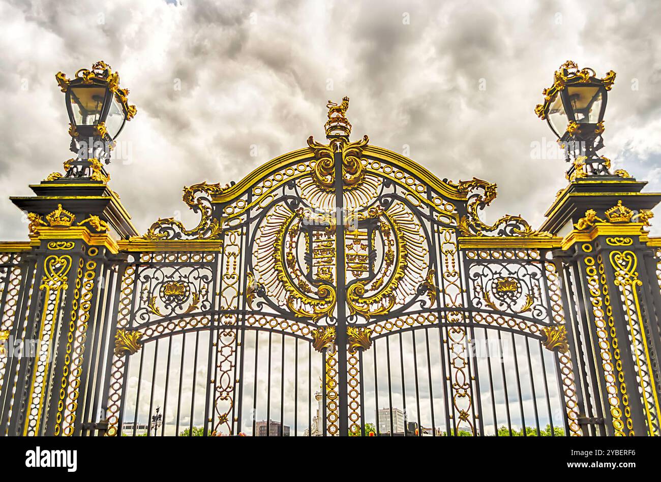 Gate with gilded ornaments in Buckingham Palace complex, London, UK ...