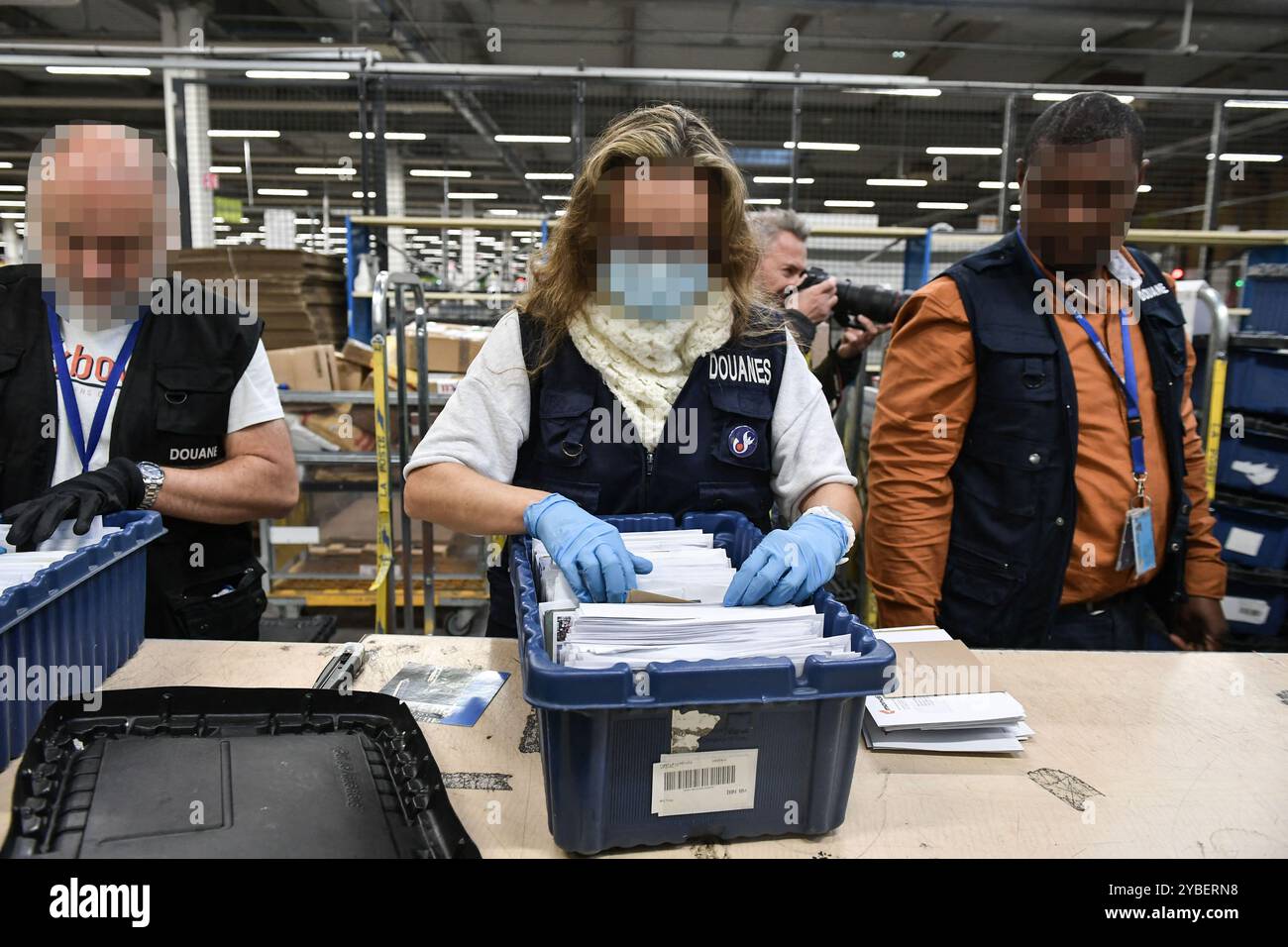 Paris, France. 18th Oct, 2024. Customs officers check parcels during ...
