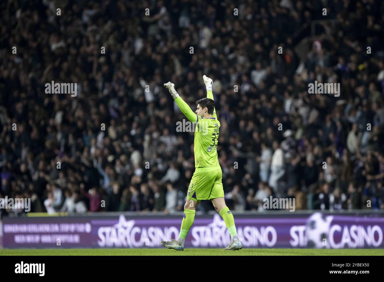 Antwerp, Belgium. 18th Oct, 2024. Beerschot's goalkeeper Nick Shinton ...