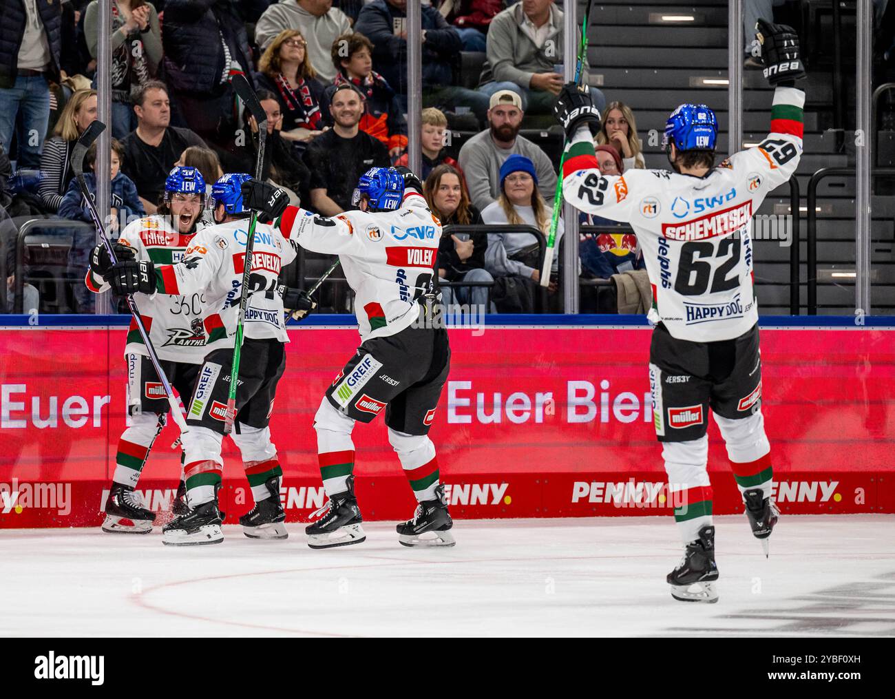 Die Augsburger bejubeln mit Riley Damiani (Augsburger Panther, #19 ...