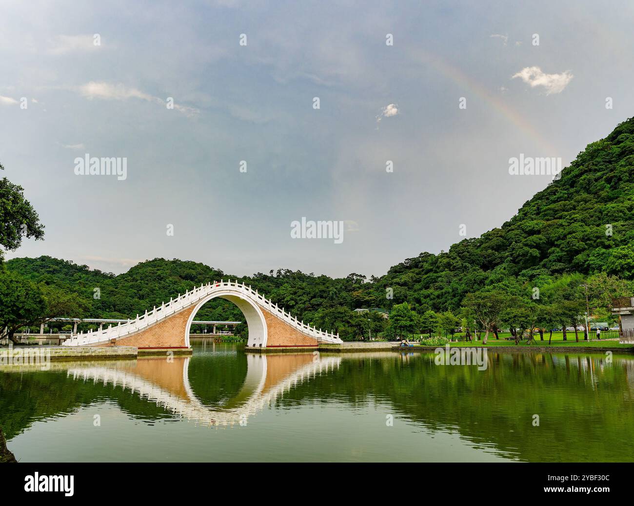 Beautiful landscape of the Moon Bridge at Dahu Park, Taipei, Taiwan ...