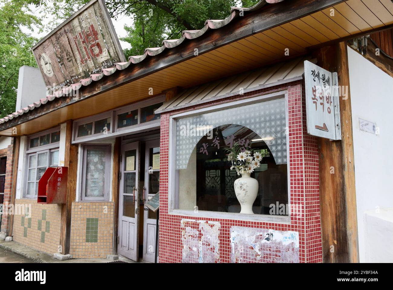 Seoul, South Korea - September 11 2019: Retro Korean Café Storefront at ...