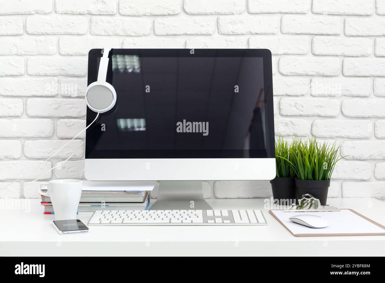working table with computer Stock Photo - Alamy