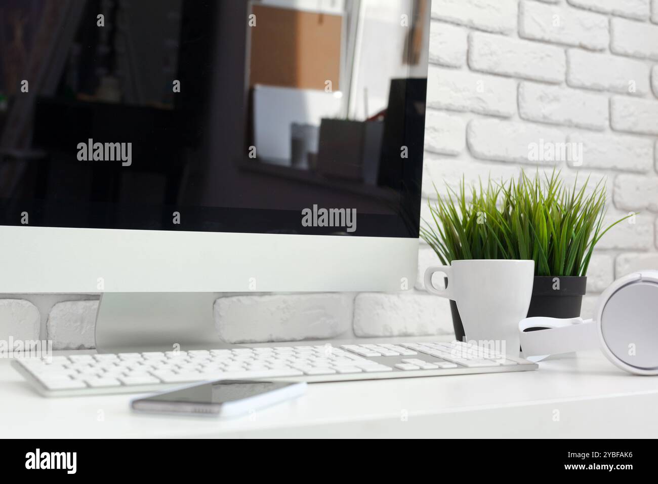 working table with computer Stock Photo - Alamy