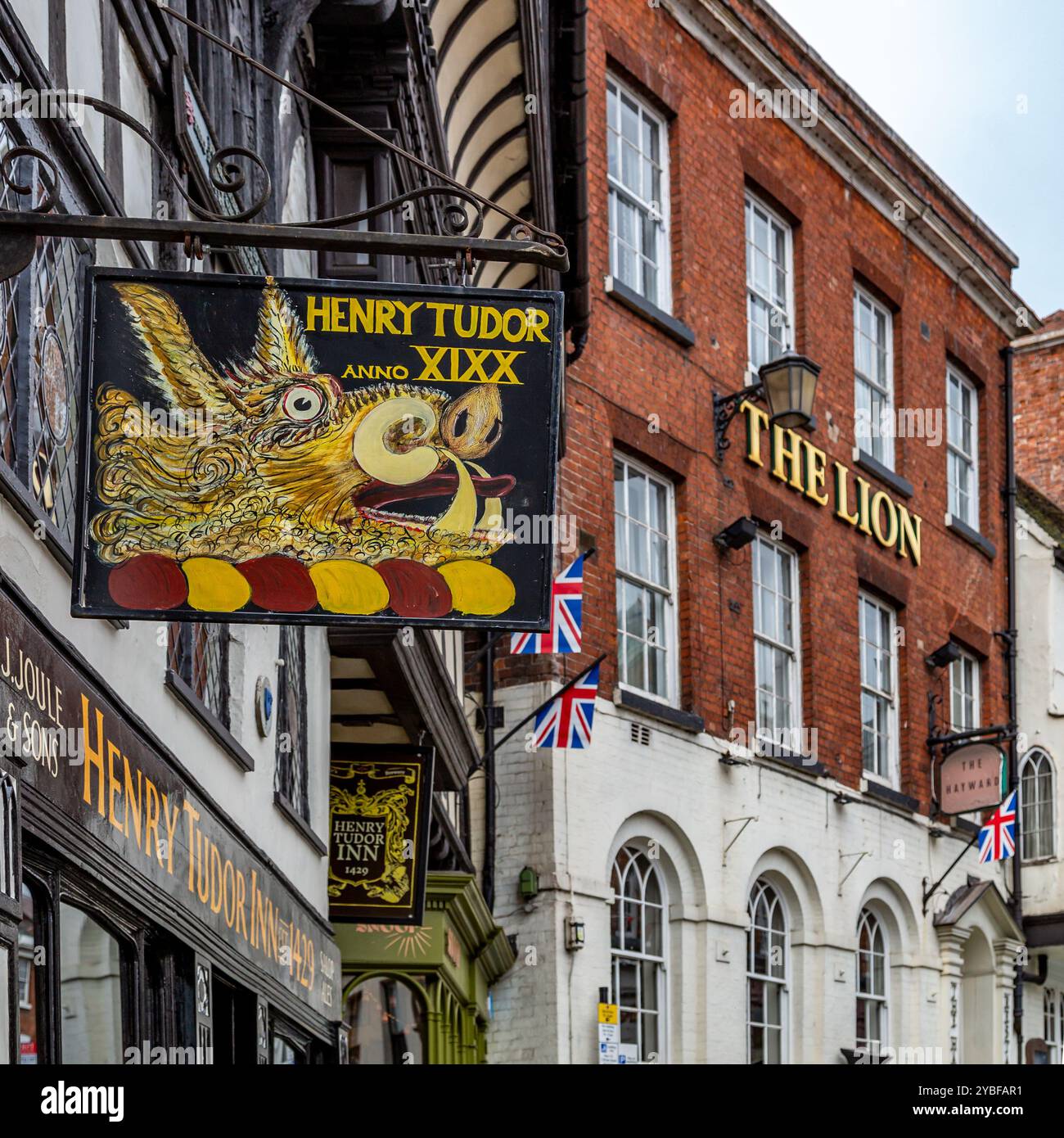 Tudor inn hi-res stock photography and images - Alamy