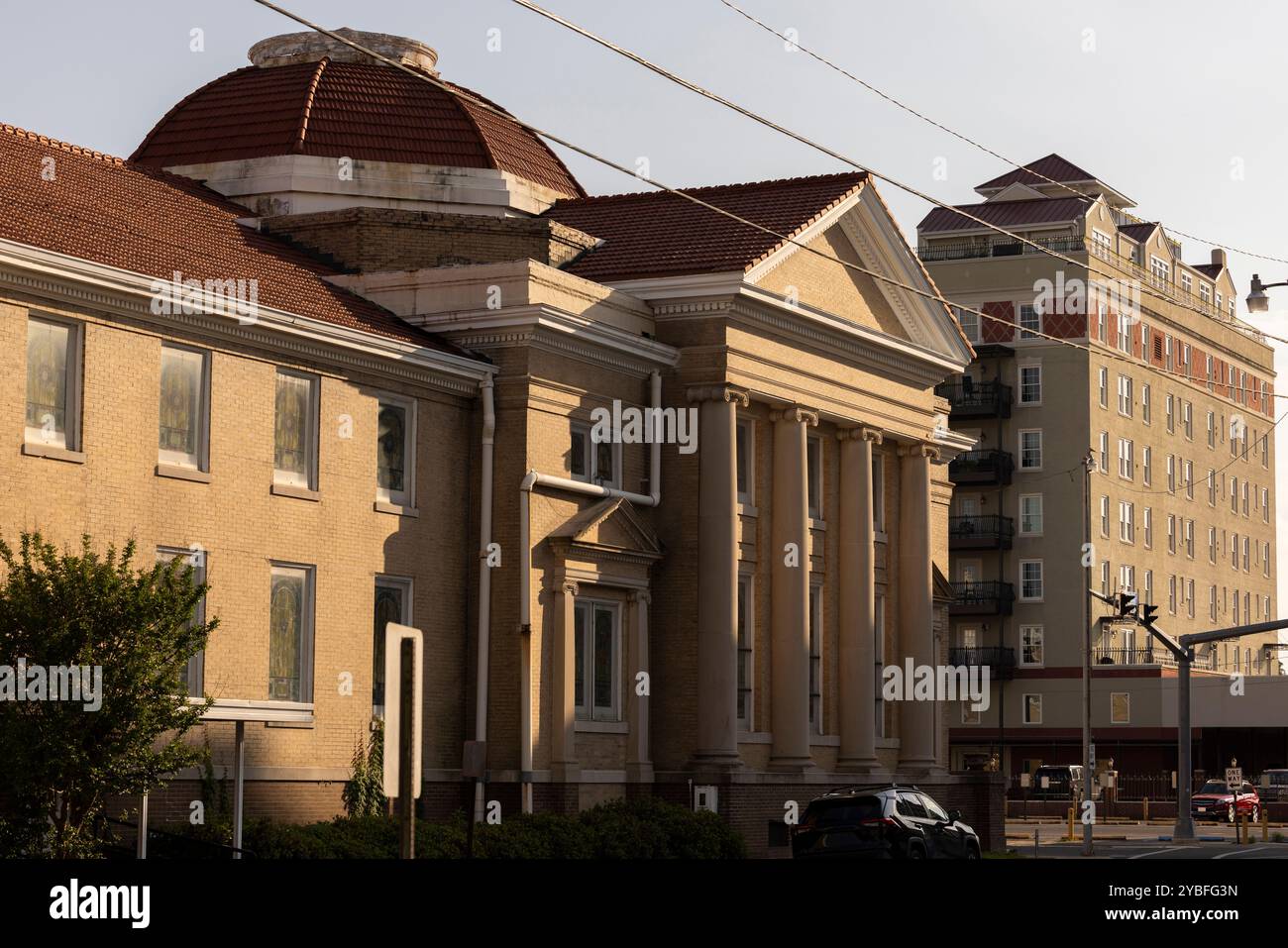 Monroe, Louisiana, USA - April 4, 2024: Afternoon sunlight shines on ...