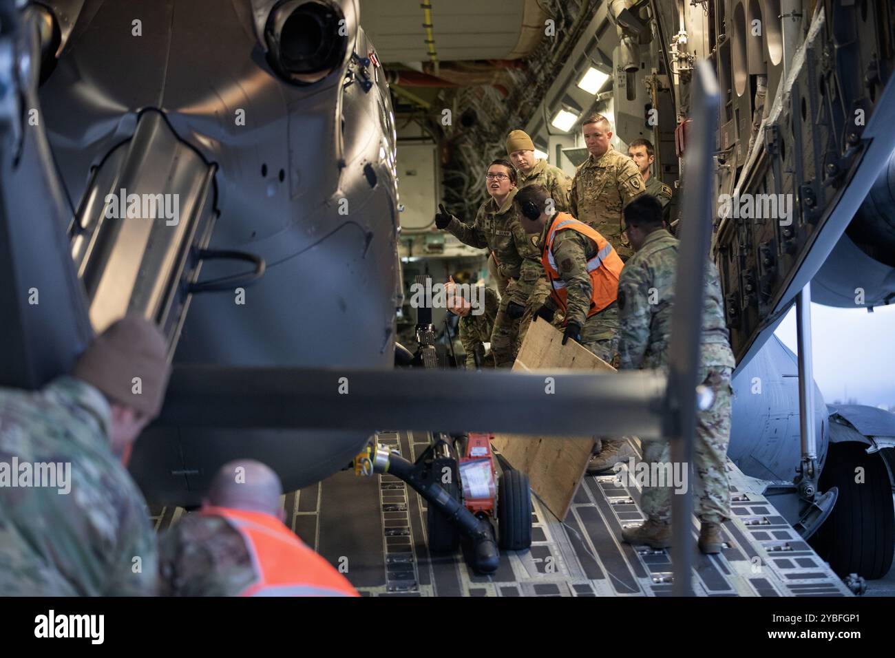 Alaska Air National Guardsmen from the 176th Wing work with Alaska Army ...