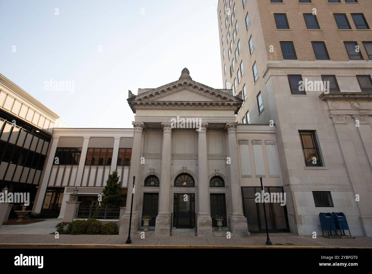 Monroe, Louisiana, USA - April 4, 2024: Afternoon sunlight shines on ...