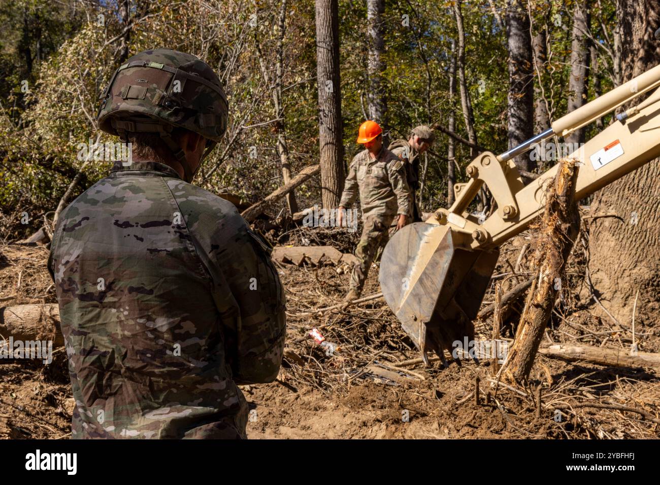 U.S. Army Soldiers assigned to 161st Engineer Support Company (Airborne ...