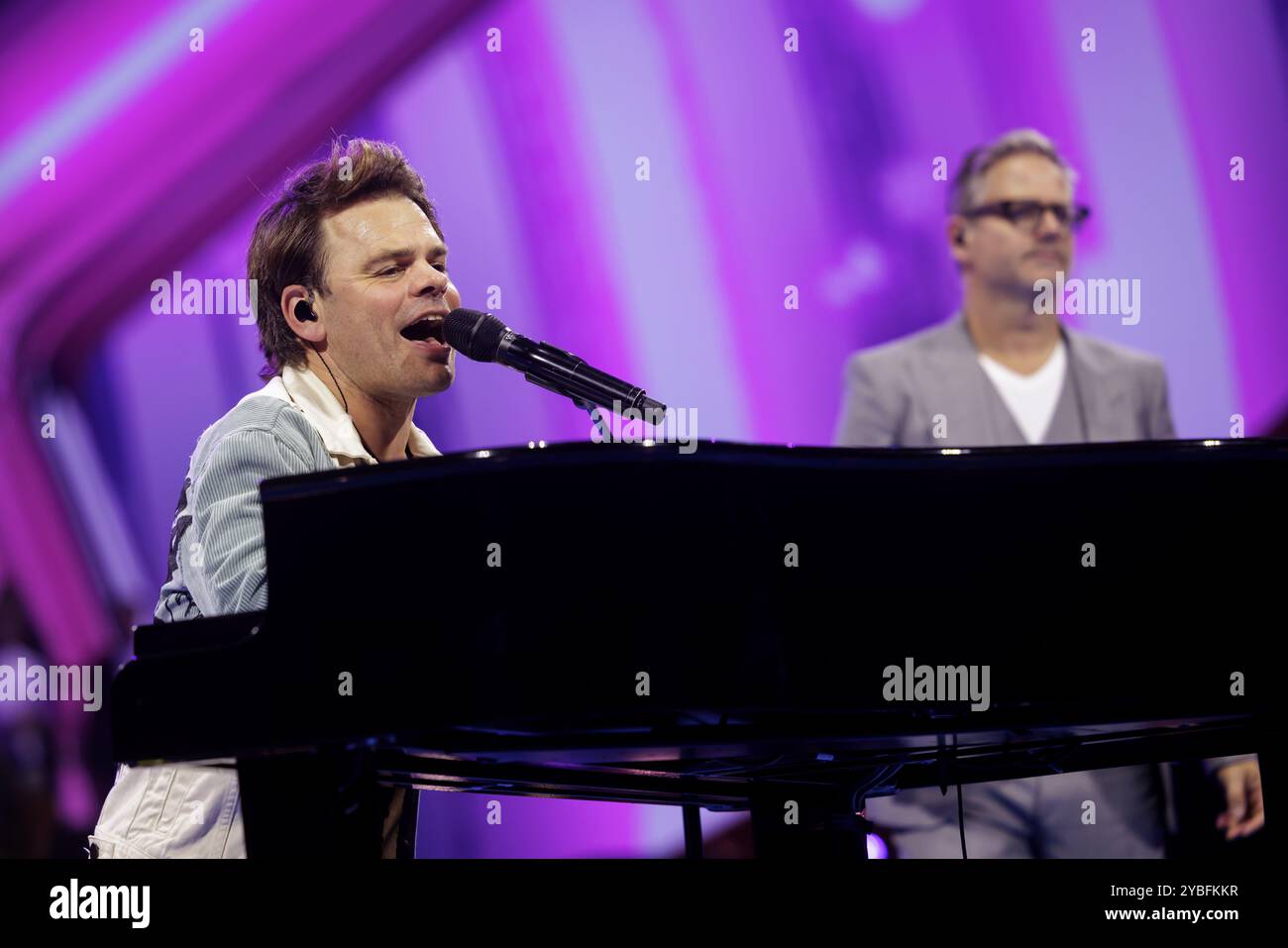 ARNHEM - Roel van Velzen during a concert of The Streamers in GelreDome ...