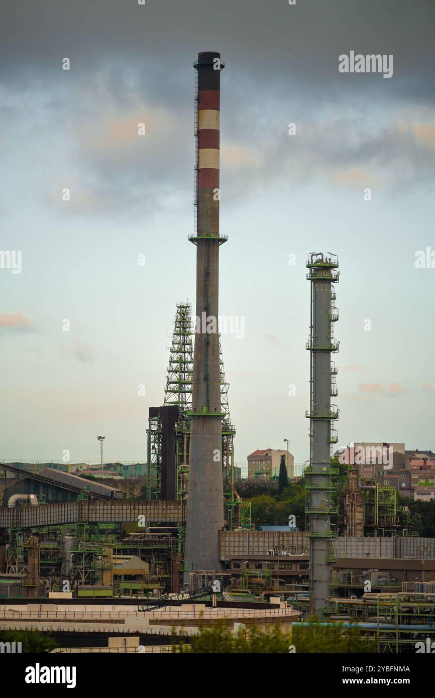 Refinery structures hi-res stock photography and images - Alamy