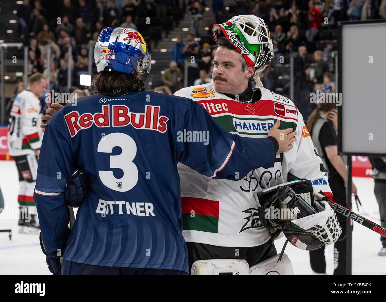 Shakehands von Dominik Bittner (EHC Red Bull Muenchen, #3) mit Strauss ...