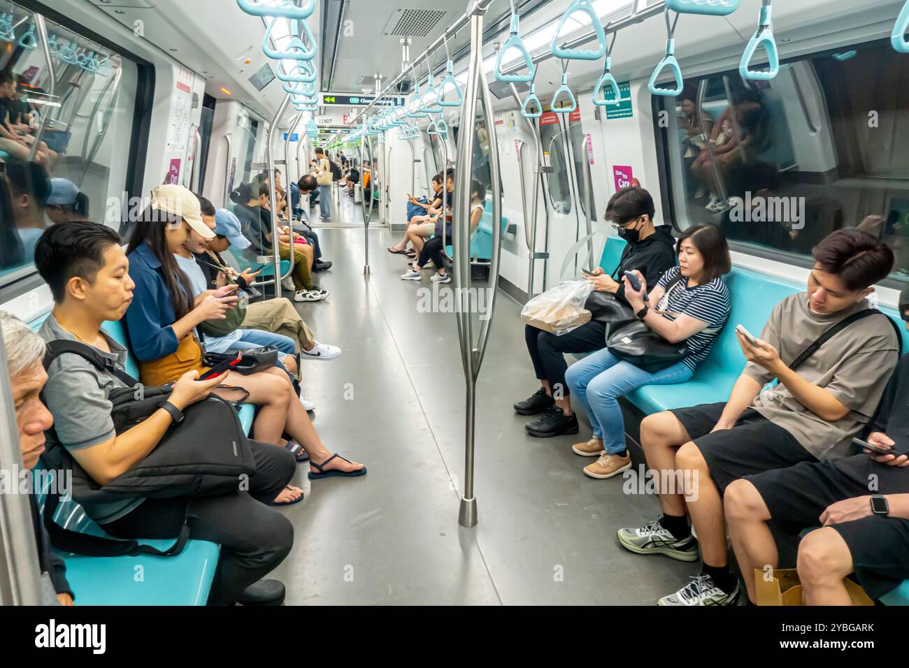 Teenage commuters hi-res stock photography and images - Alamy