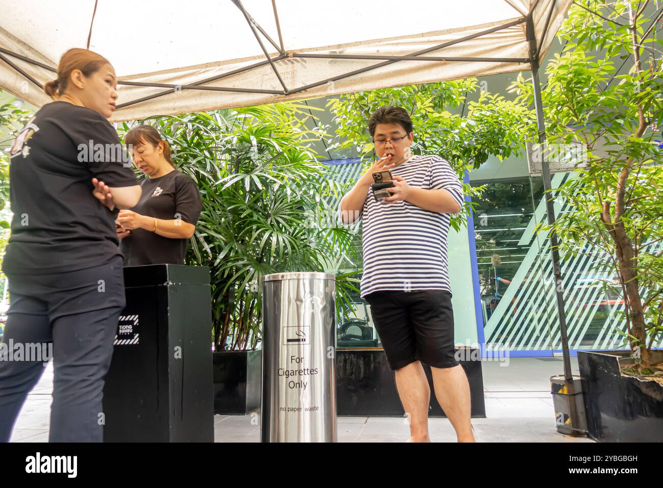 Designated smoking area, smoke zone, Tiong Bahru Plaza Stock Photo - Alamy