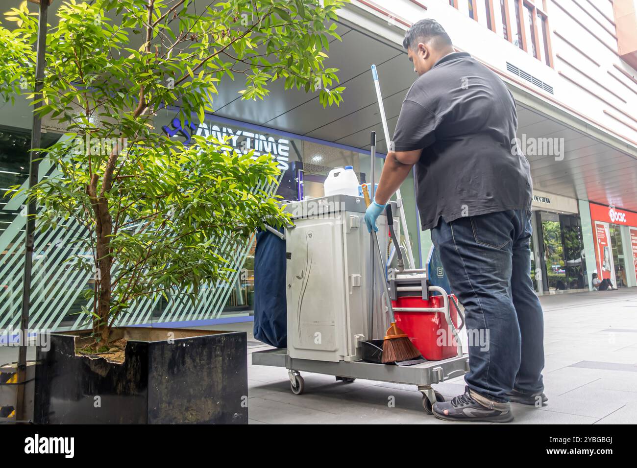 Street sweeper asia hi-res stock photography and images - Alamy