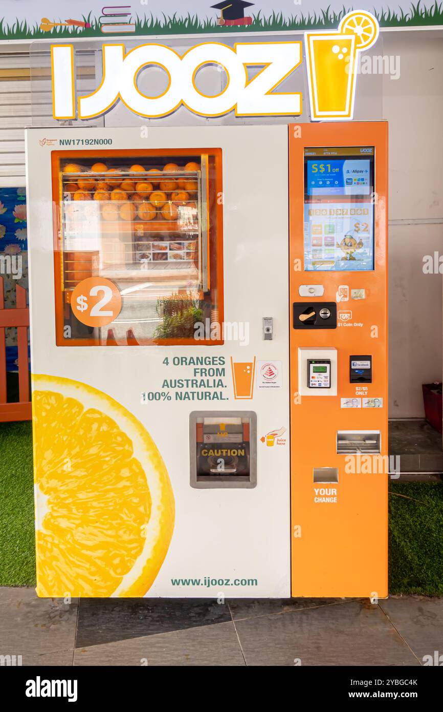 Ijooz Smart Juicer Coin Automat Vending Machine, Singapore - Orange juices Stock Photo - Alamy