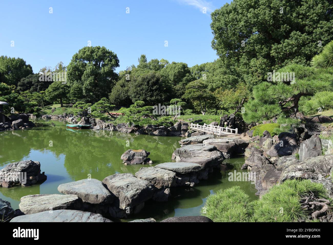 Iso-watari (step stones) and Dai-Sensui Pond in Kiyosumi Garden, Tokyo ...