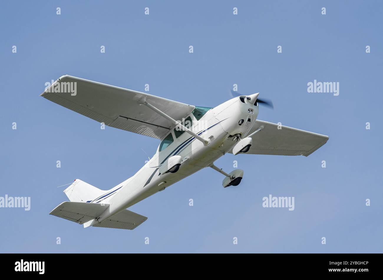 Single-engine sport airplane in a clear blue sky Stock Photo - Alamy