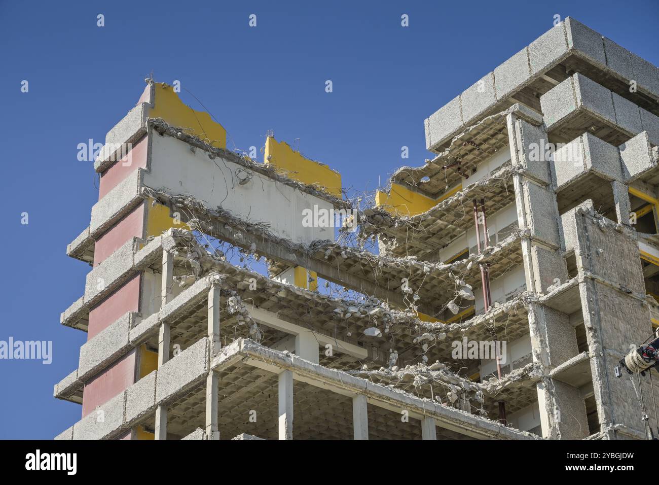Demolition and remediation of an office building, An der Urania ...