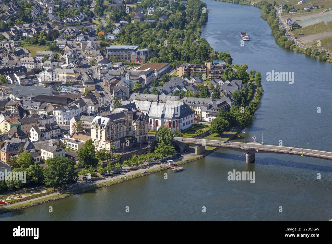 Green riverside top down aerial hi-res stock photography and images - Alamy