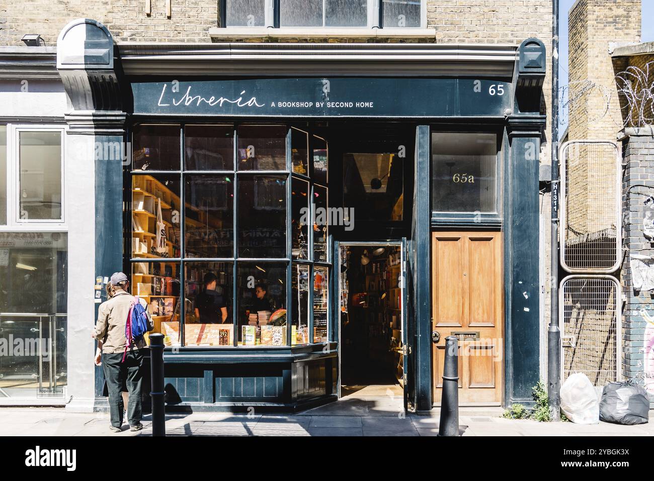 Cozy bookshops hi-res stock photography and images - Alamy