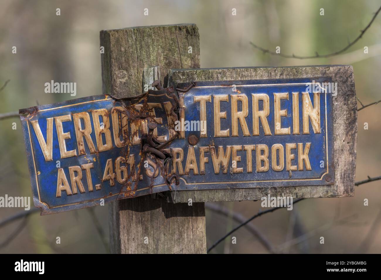 Old weathered sign forbidden entry in Dutch language on a pole Stock ...
