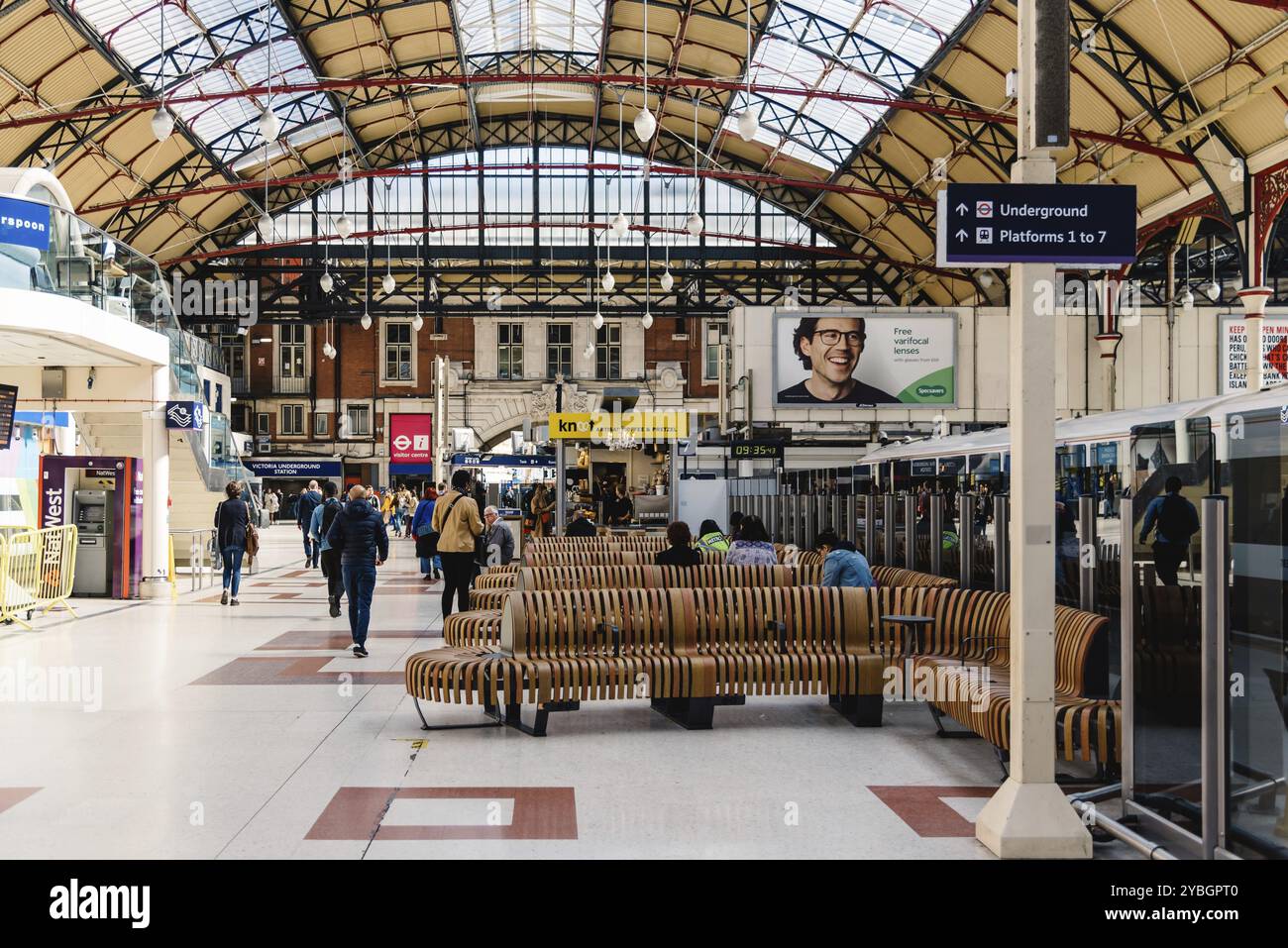 Inside victoria station london england hi-res stock photography and ...