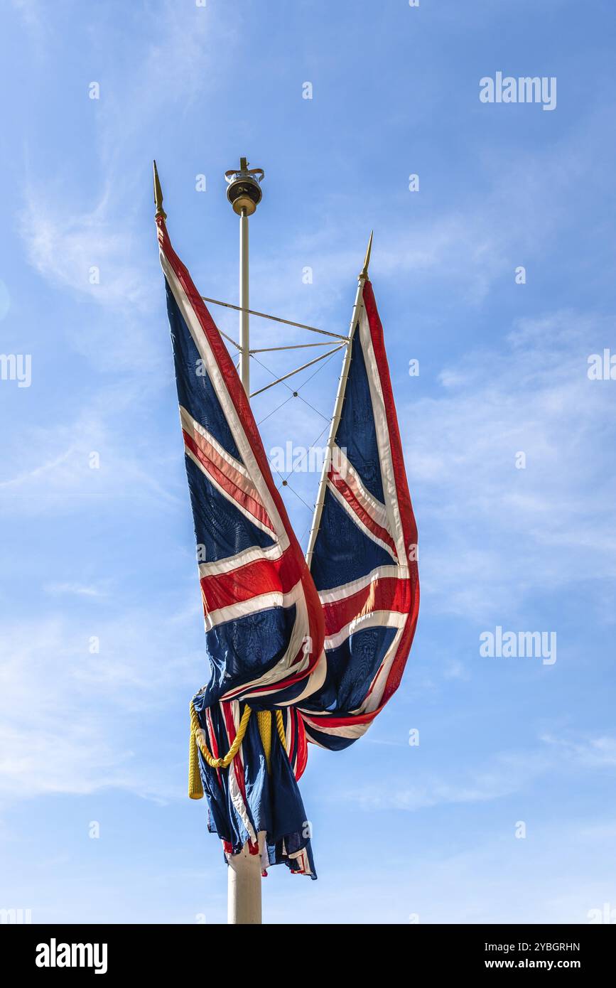 Union jack flags waving hi-res stock photography and images - Alamy