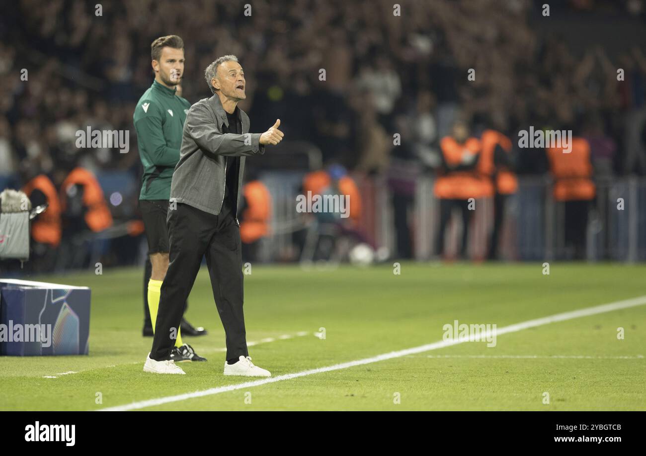 Football match, coach Luis ENRIQUE Paris St Germain with thumbs up on ...