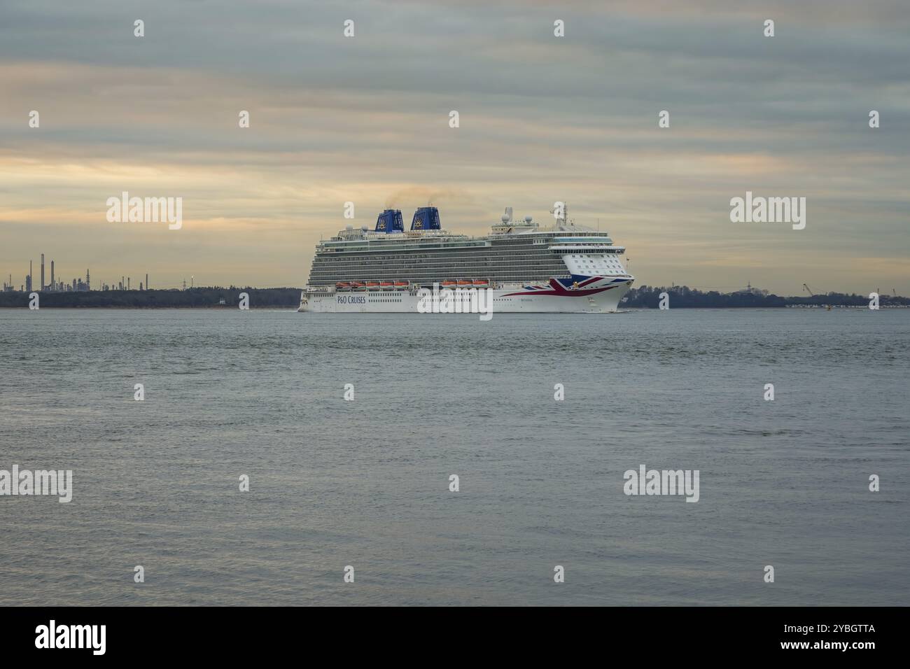 Solent liners hi-res stock photography and images - Alamy