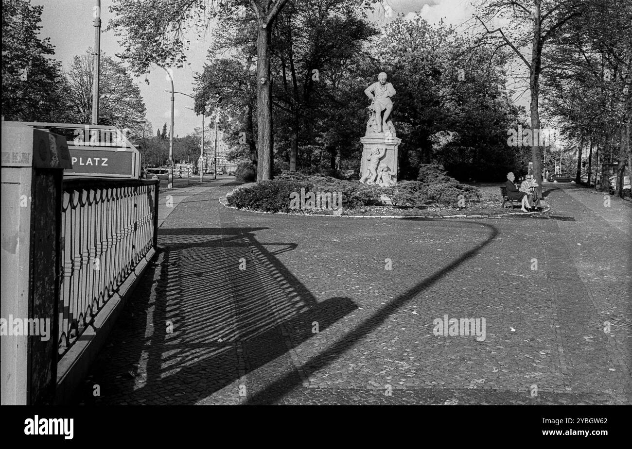 Germany, Berlin, 14 October 1991, Senefelderplatz, with monument to ...