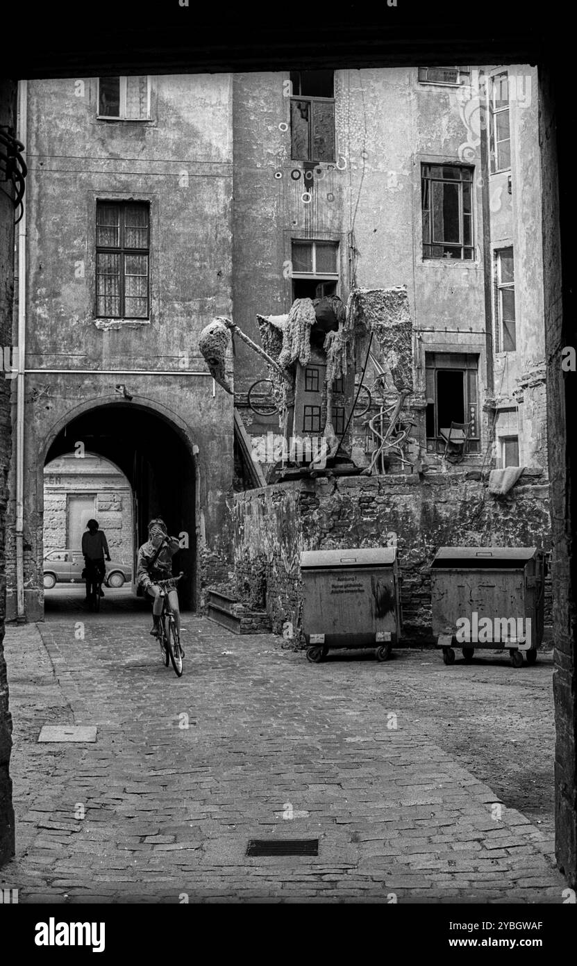 Vulture house Black and White Stock Photos & Images - Alamy