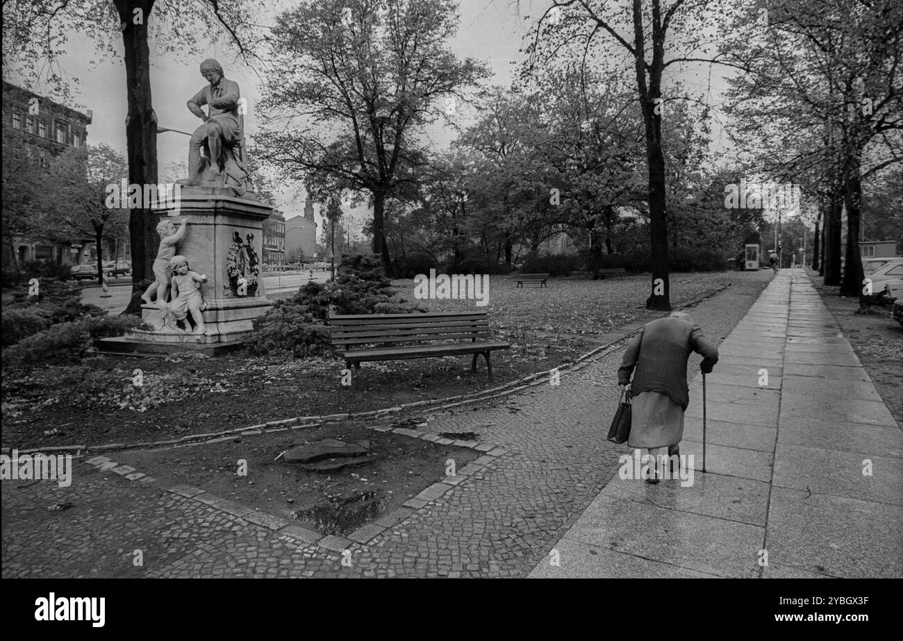 Germany, Berlin, 14 October 1991, Senefelderplatz, with monument to ...