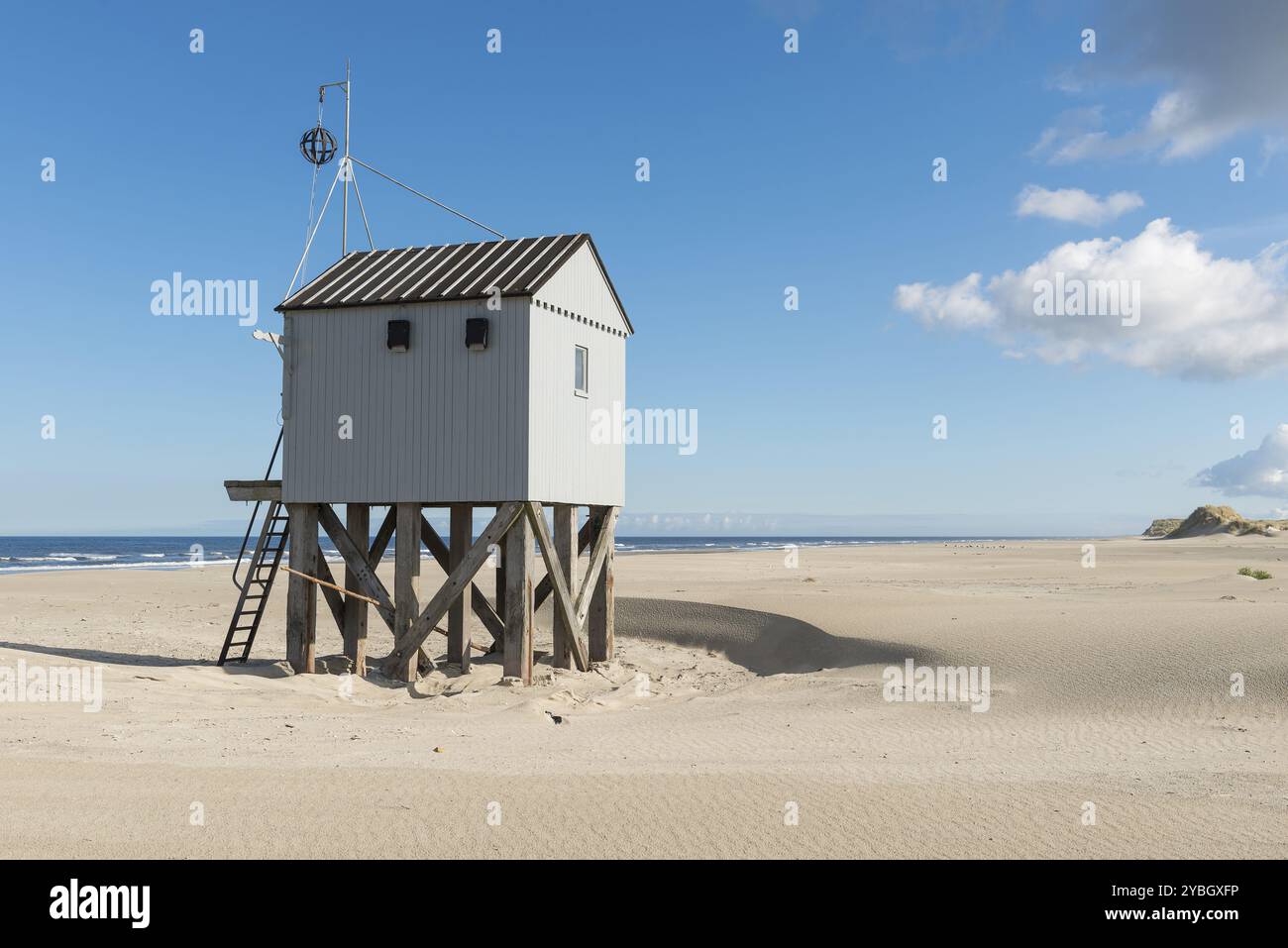 Wooden beach hut hi-res stock photography and images - Alamy