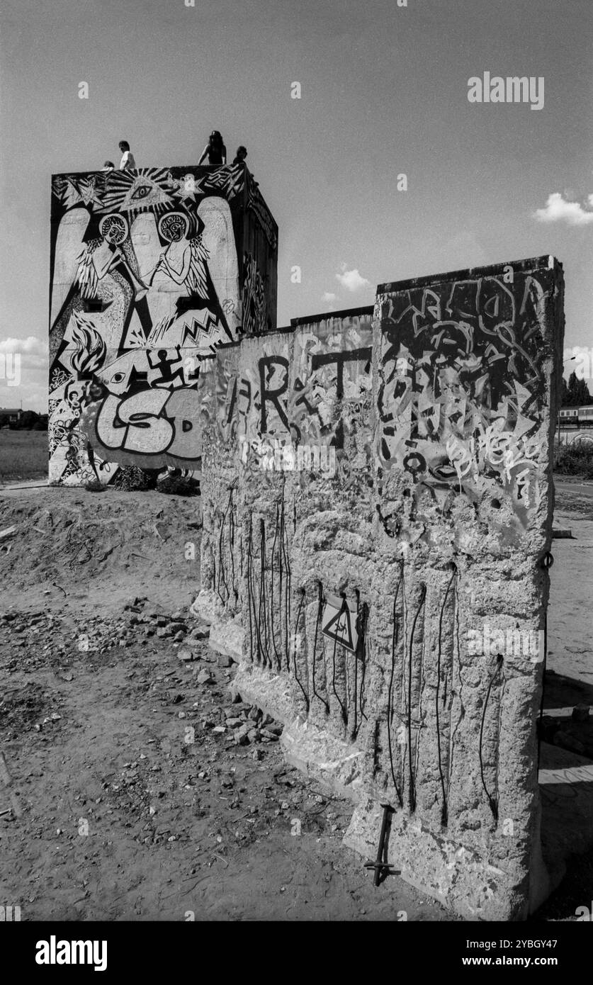Germany, Berlin, 27.07.1991, painted former watchtower at the ...