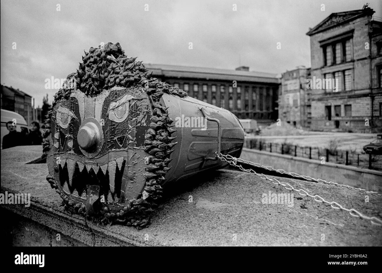 Germany, Berlin, 19.10.1991, art action of the Tacheles, on the ...