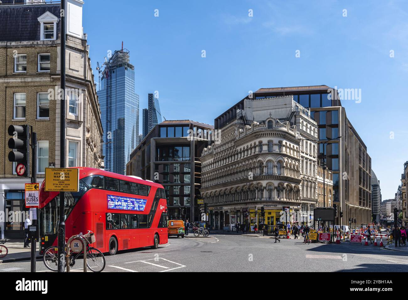 London crossroad empty hi-res stock photography and images - Alamy