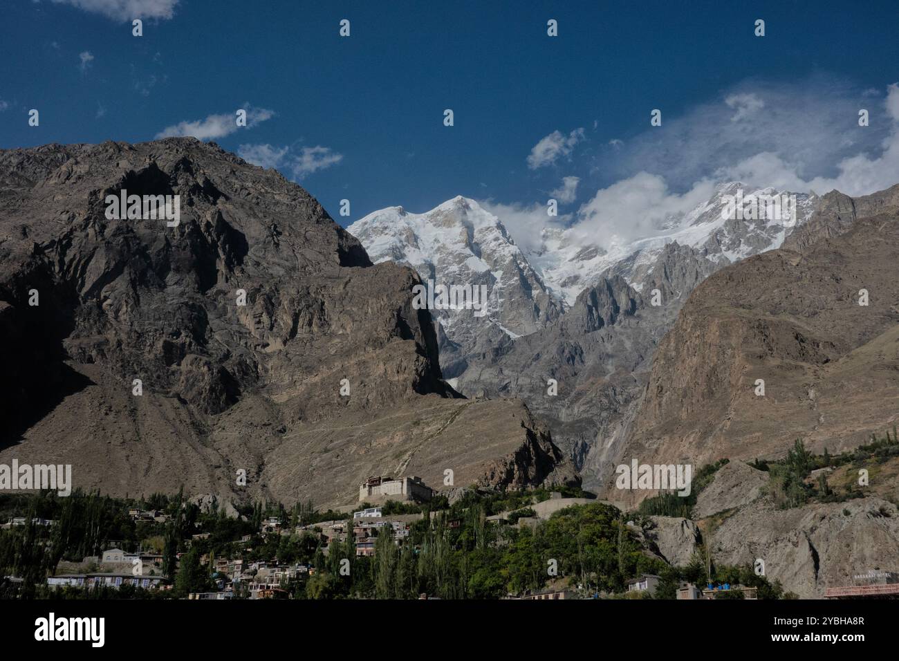 The Baltit Fort and Ultar Peak, Karimabad, Hunza, Gilgit-Baltistan ...