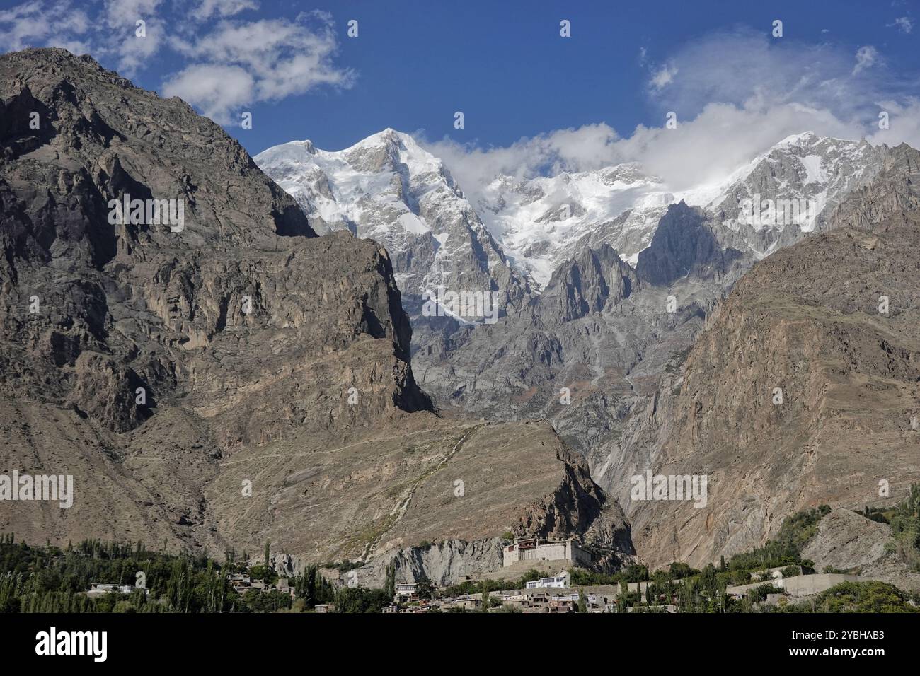 The Baltit Fort and Ultar Peak, Karimabad, Hunza, Gilgit-Baltistan ...