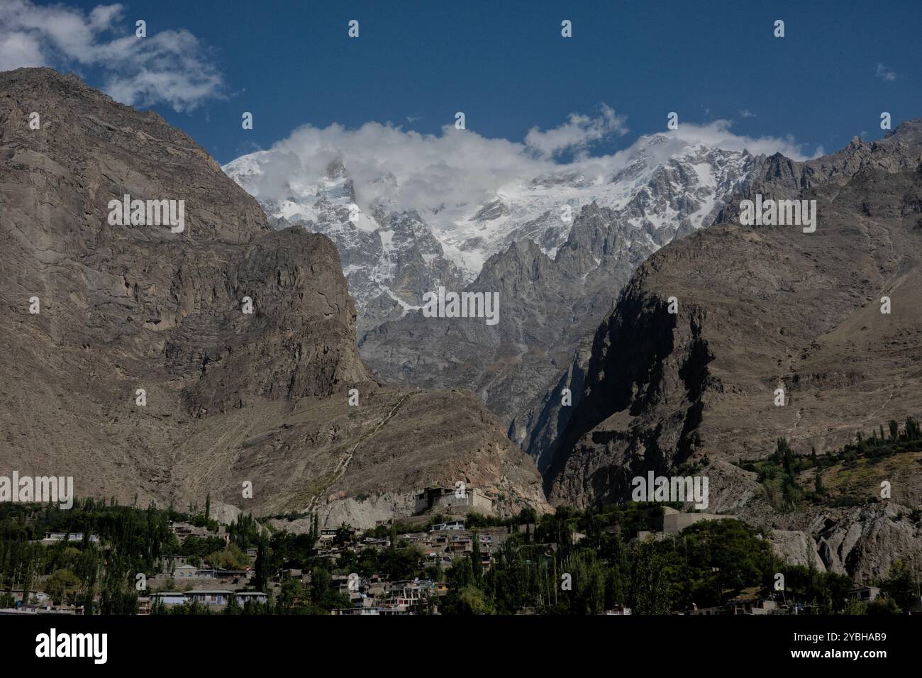 The Baltit Fort and Ultar Peak, Karimabad, Hunza, Gilgit-Baltistan ...