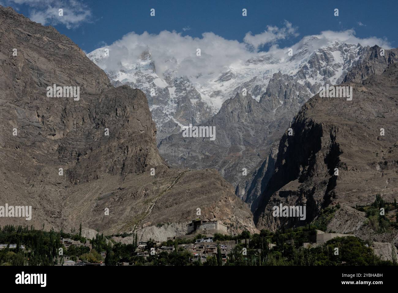 The Baltit Fort and Ultar Peak, Karimabad, Hunza, Gilgit-Baltistan ...