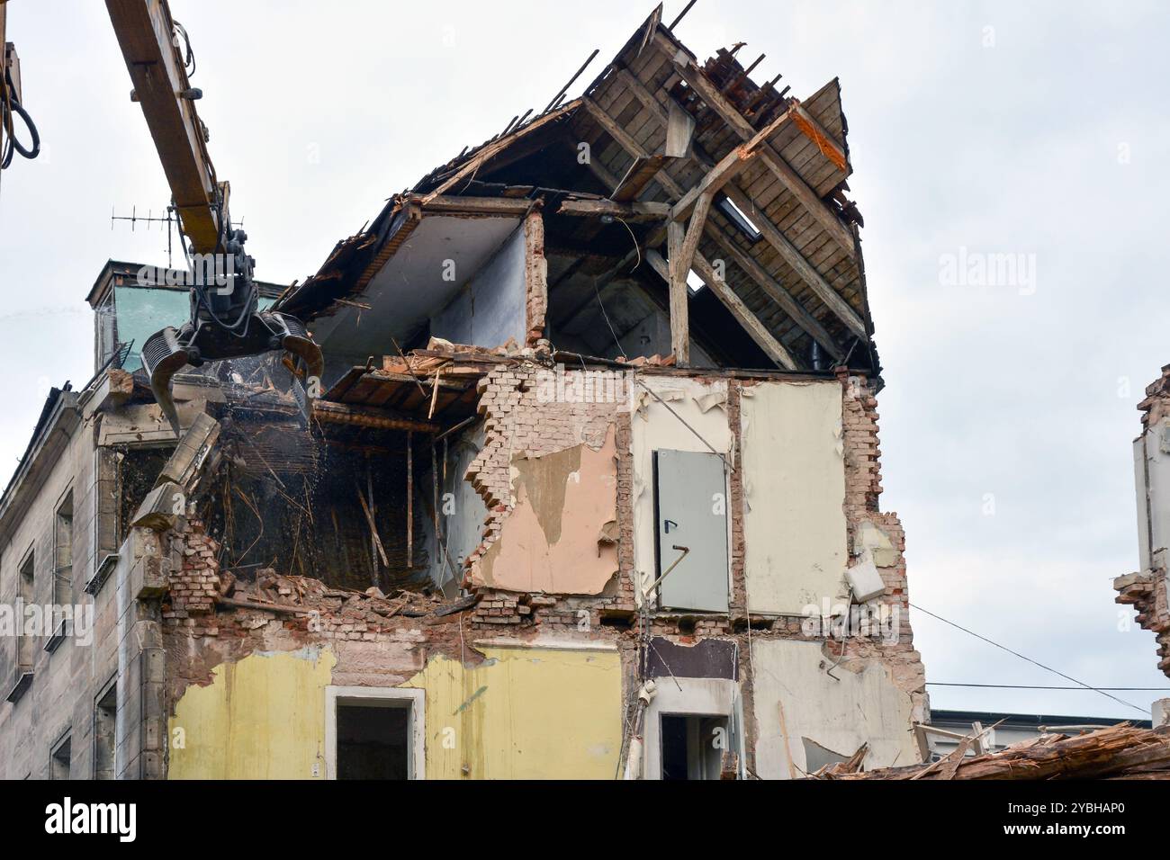 Construction worker dismantling old windows hi-res stock photography and images - Alamy
