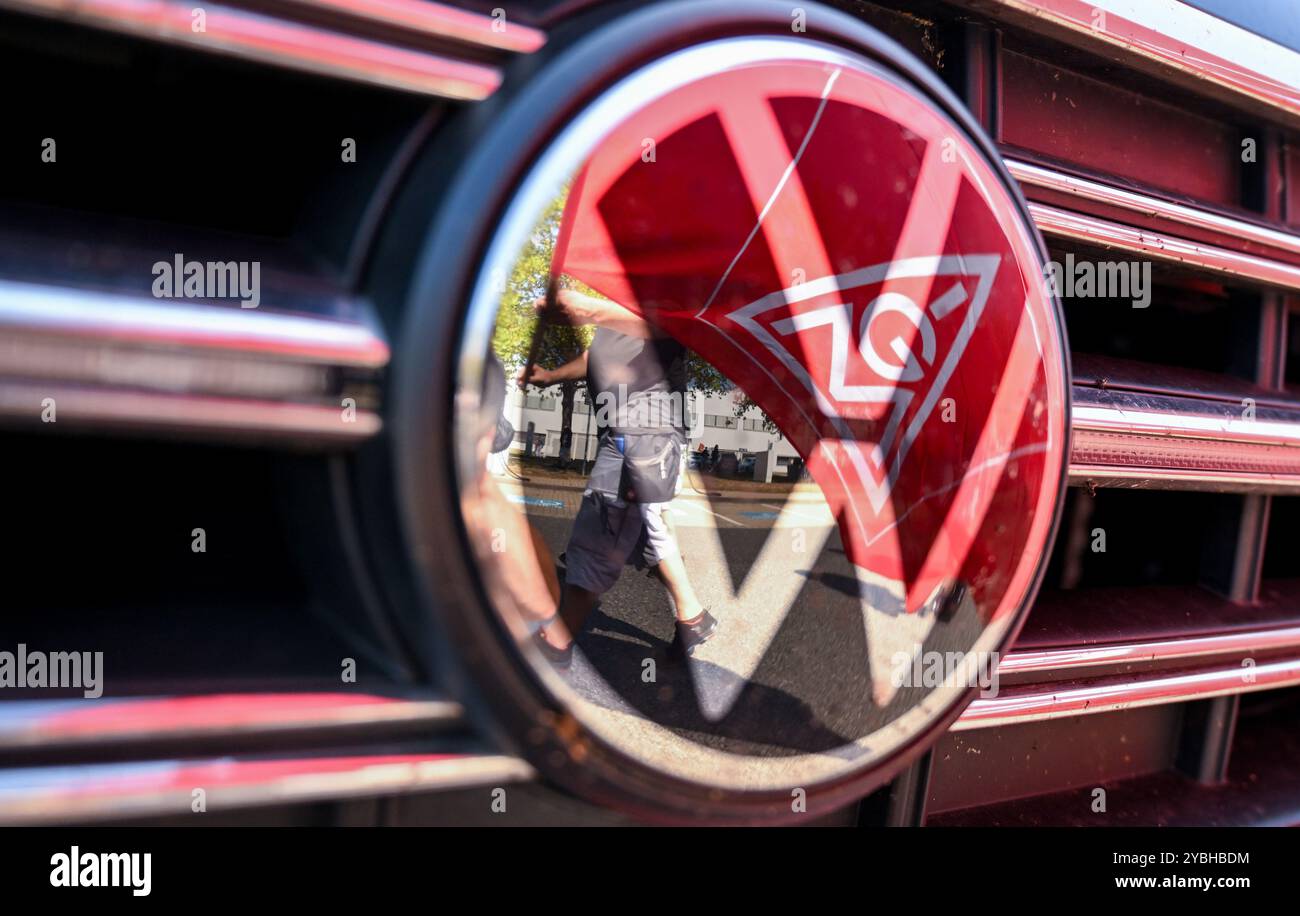 Zwickau, Germany. 05th Sep, 2024. An IG Metall flag is reflected in a ...