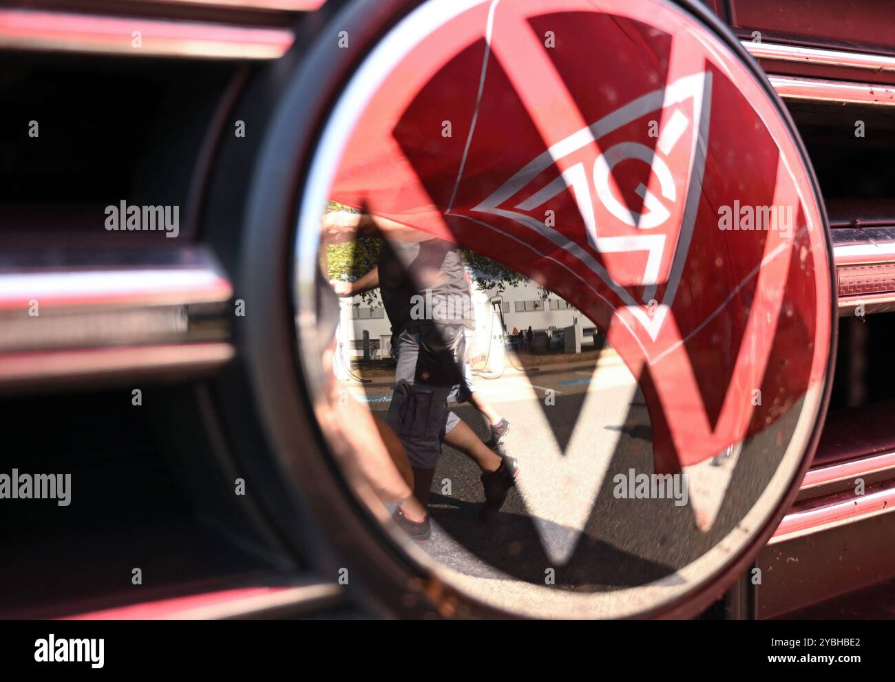 Zwickau, Germany. 05th Sep, 2024. An IG Metall flag is reflected in a ...