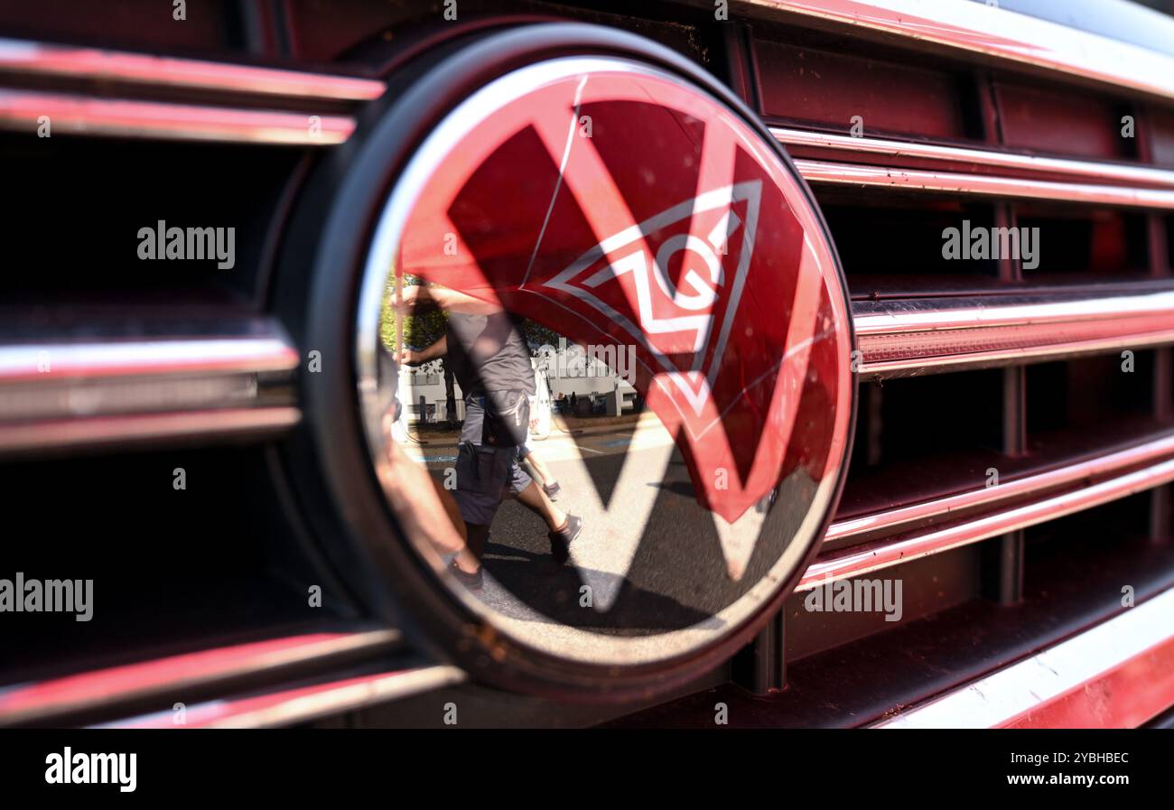Zwickau, Germany. 05th Sep, 2024. An IG Metall flag is reflected in a ...